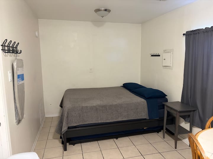 B: Private Room & Kitchen, Shared Bathroom - Magic Mountain, CA