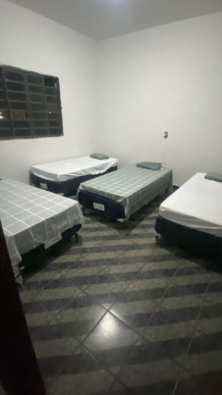 Casa 2 Qtos, 7 Camas, Cozinha, Banheiro, Garagem - Esmeraldas