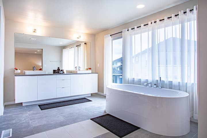 Modern 6br Getaway For Families & Groups - Port Orchard, WA