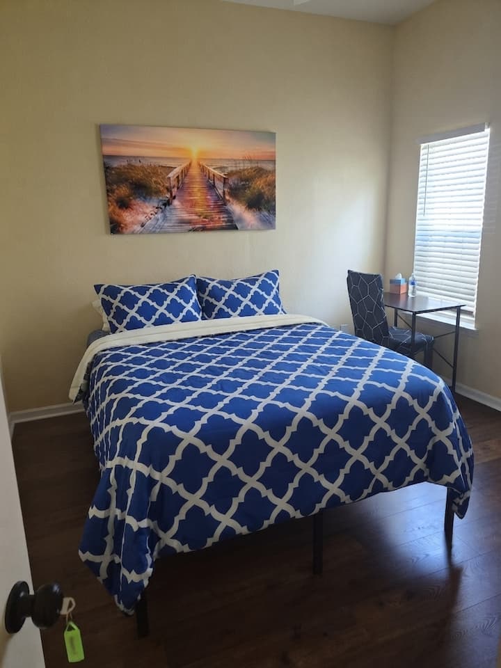 Ballantyne Modern Minimalist With Shared Bath - Charlotte, NC