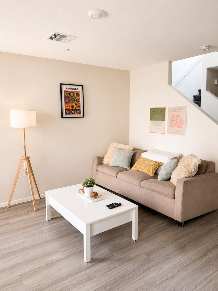 Cozy Townhome | 17 Min To Downtown & Nellis Afb - Las Vegas Motor Speedway