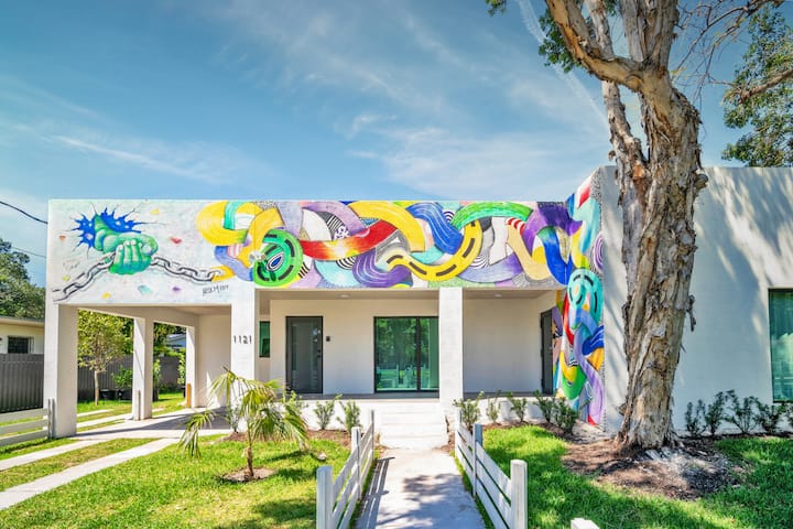 Sleeps 14 | House W Gated Yard| Mins To Wyn Walls - Miami, FL