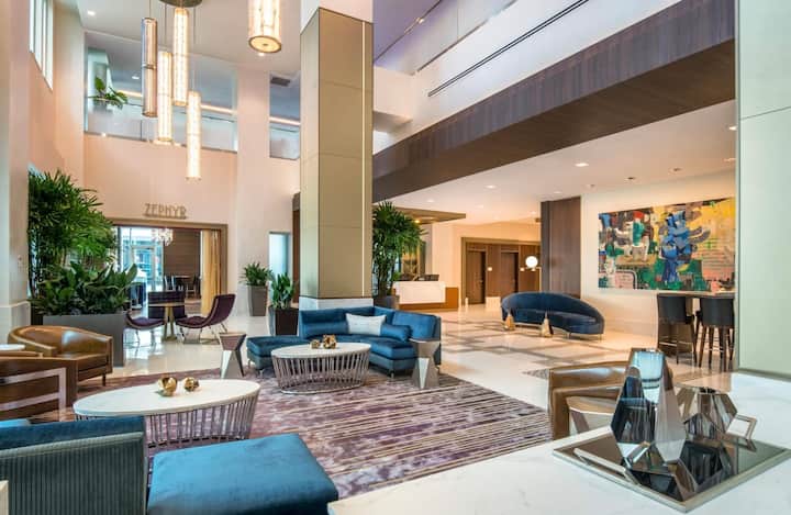 Stylish 2 Queen Sofa Bed Hotel Suite W/ Breakfast - Seattle, WA