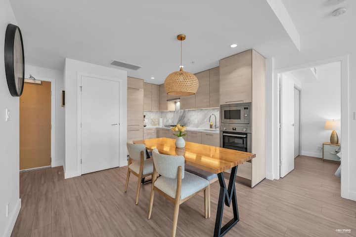 Luxury Metrotown 2b2b Condo With Great Amenities - Burnaby