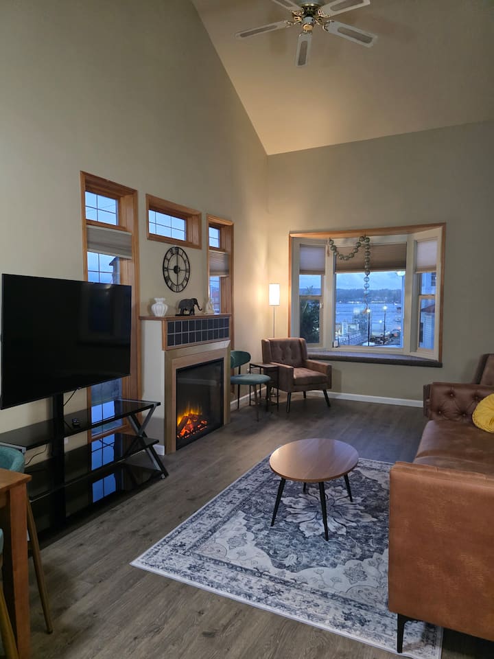 Carriage With A View, And A 10' Walk To Work! - Port Orchard, WA