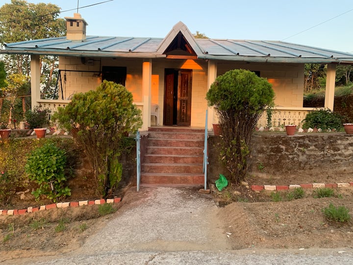 Beautiful Vintage Villa With Private Lawn & Farm! - Ranikhet