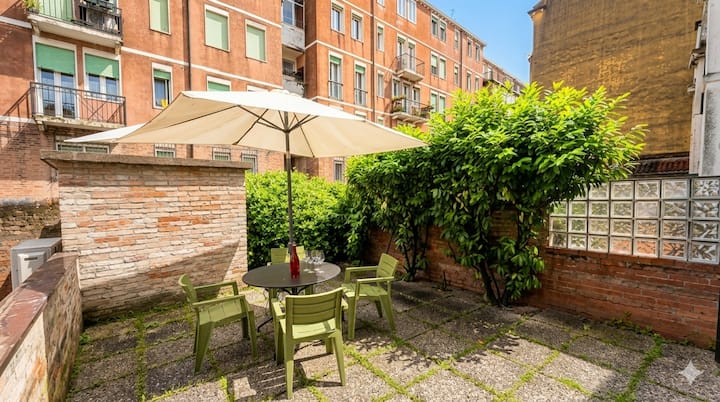 Rare Private Courtyard, Very Easy To Reach - Italy