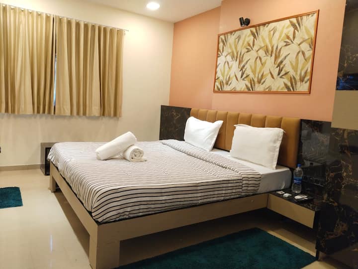 Lalji's Hotel And Restaurant-deluxe Room - Ahmedabad