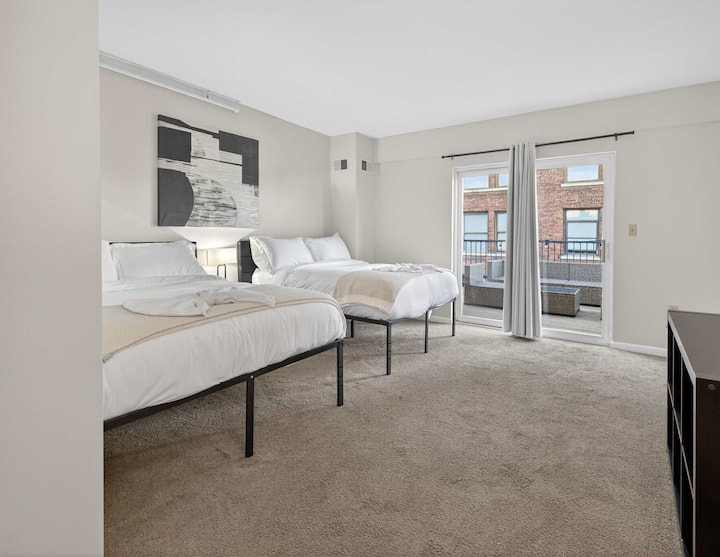 Group-friendly Downtown Cleveland 1br | Sleeps 9 - Cleveland, OH