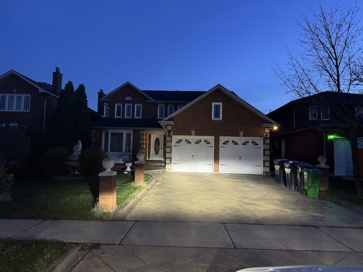 9 Bedroom House, Close To Sq 1 & Airport - Mississauga