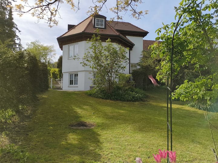 Ein Freundliches, Helles Türmchen In Tutzing - Berg