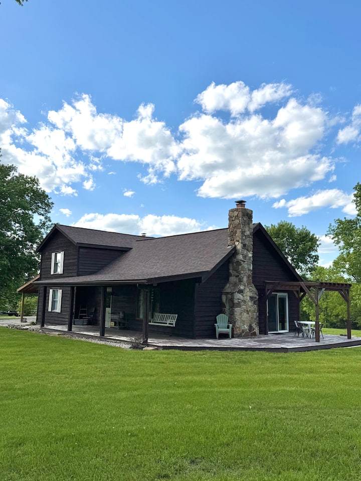 Peaceful 3br Farmhouse | Pet Friendly + Fireplace - Cuba, MO