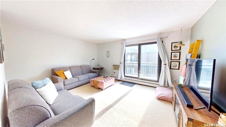 Bright Furnished Top-floor Stay In Lawson Heights - Saskatoon