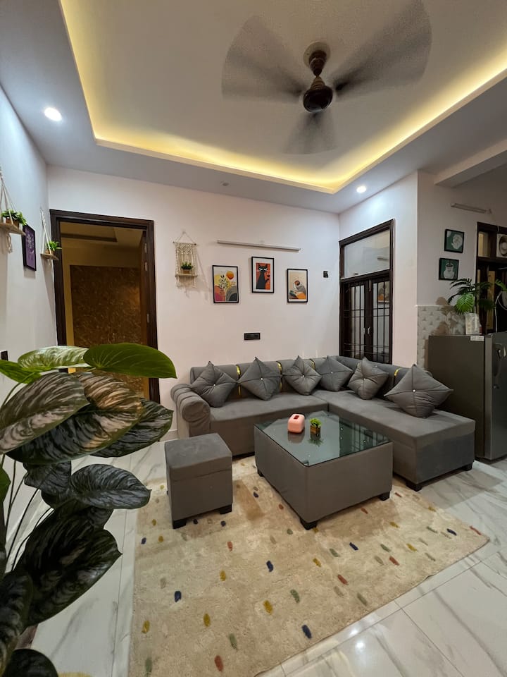 The Urban Snug 1.0 | Cozy 1 Bhk With Projector - New Delhi