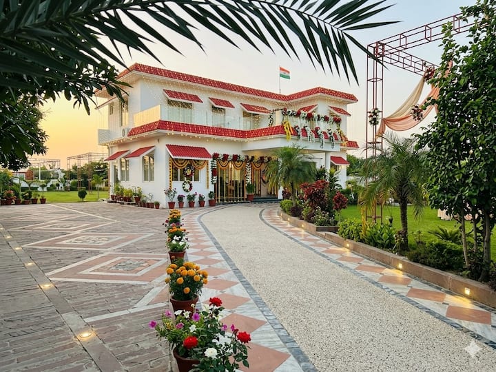 * Royal Palace Farm Stay
* Luxury Room Garden View - Sultanpur