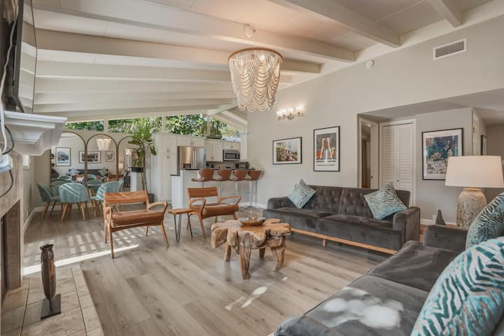 Private Gated Woodland Hills Villa - Los Angeles, CA