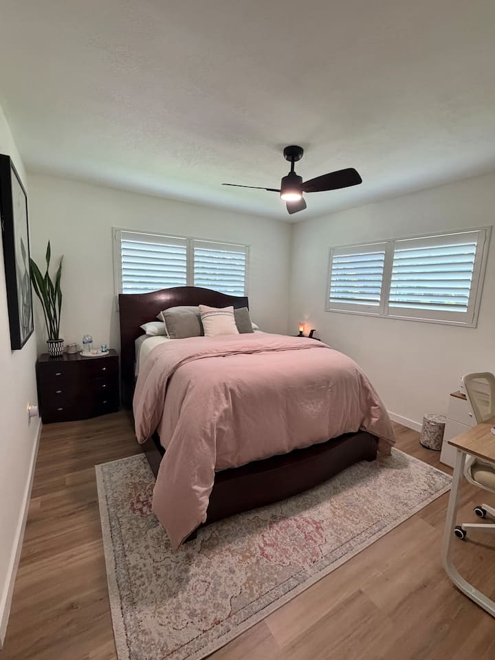 Bright, Peaceful Room With Dedicated Workspace - Orlando