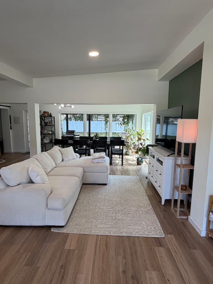 Bright, Peaceful Room With Dedicated Workspace - Orlando