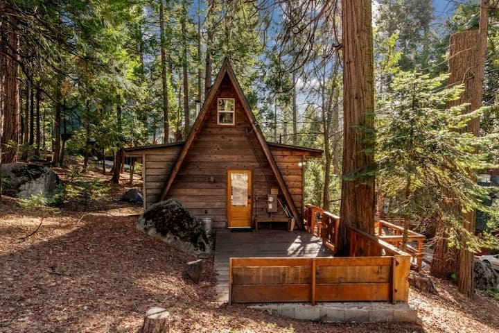 A-frame Escape ~Unique Stay W/ Comfort & Style - Shaver Lake, CA