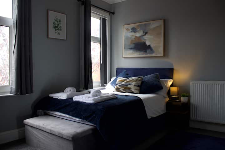 Modern Stay For 8 | Easy City Access + Parking - Stockport
