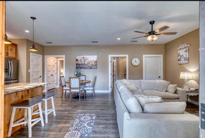 The Luxury Longhorn Suite In The Historic District - Uvalde, TX
