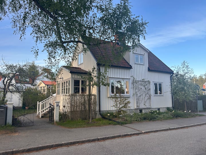 Charmigt 20-talshus Nära Innerstan - Stockholm