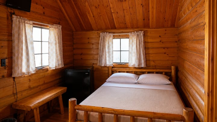 2-room Camping Cabin | Full Bed & Bunks | Sleeps 6 - Adams County Winery, Orrtanna