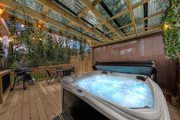 Modern Retreat Wprivate Hot Tub | Near Uptown - Charlotte, NC