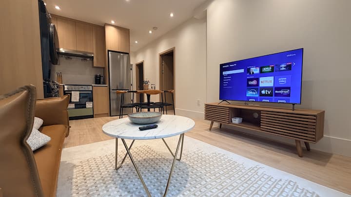 Modern Private 2br Suite Beside Beautiful Park - Vancouver