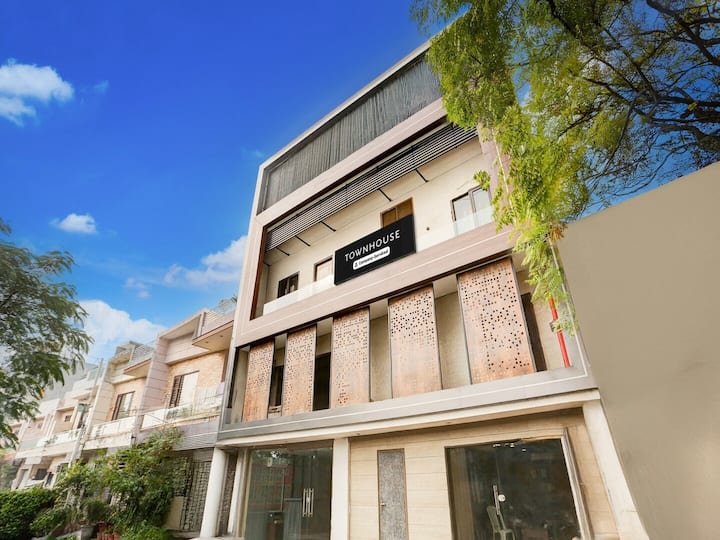 Saver Single Haibowal Chowk Dmc - Ludhiana