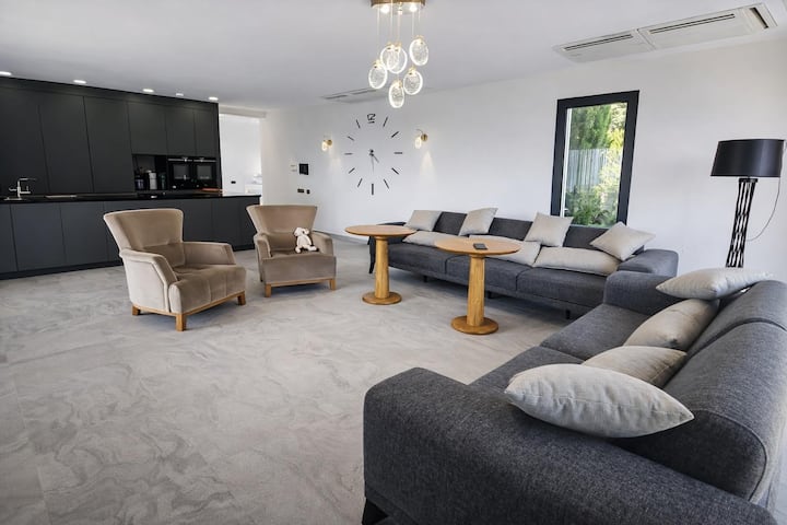 Lüks Modern Villa | ÖZel Havuz & Geniş Bahçe | - Kuşadası
