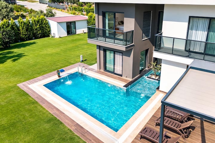 Lüks Modern Villa | ÖZel Havuz & Geniş Bahçe | - Kuşadası