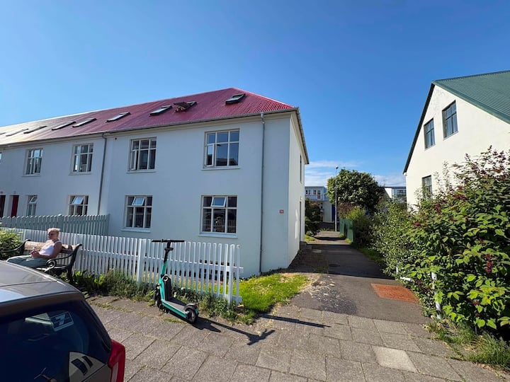A Colorful Apartment Close To The City Centre - Reykjavík