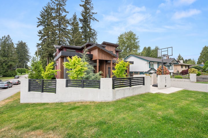 Modern Luxe Home | Gym, Games & Pool Table Suite! - Coquitlam