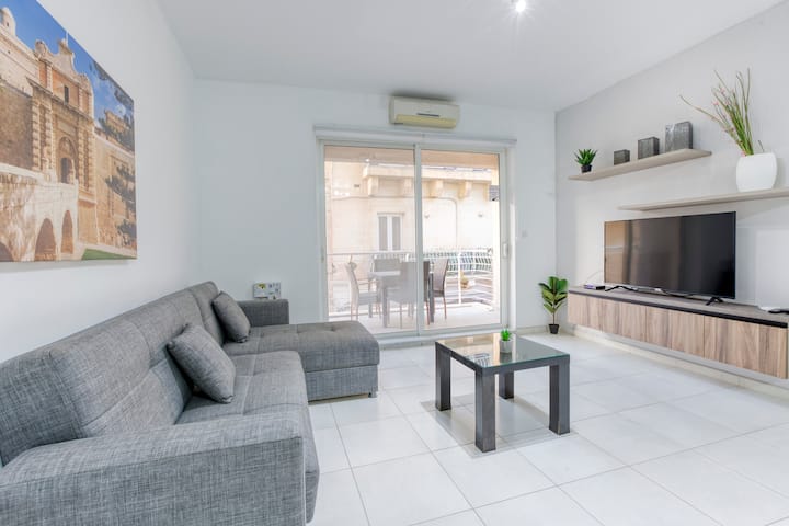 Sant Antnin Suites | Sliema Ferries | Sea Views - Valletta