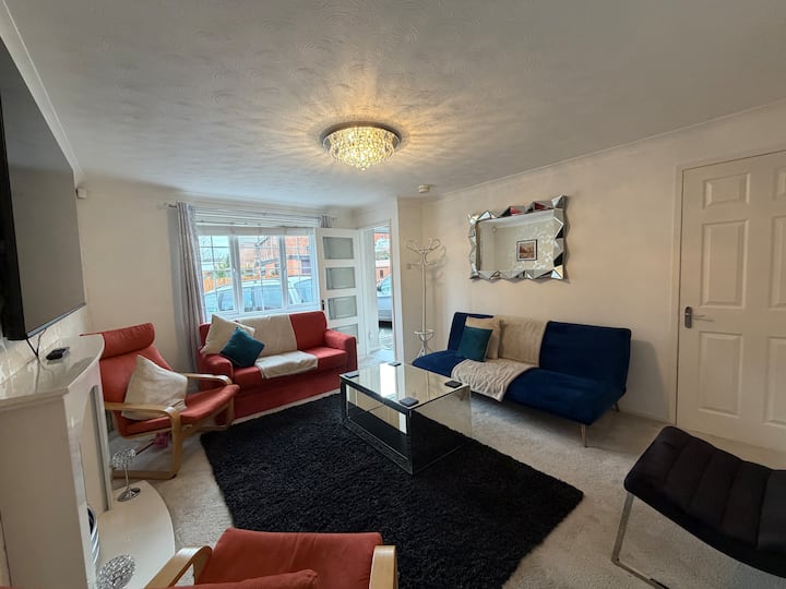 Modern Batley Retreat |Family &Contractor Friendly - Mirfield