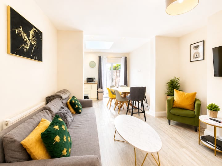 The Milton - 5 Bedrooms And Free Parking - Dartford