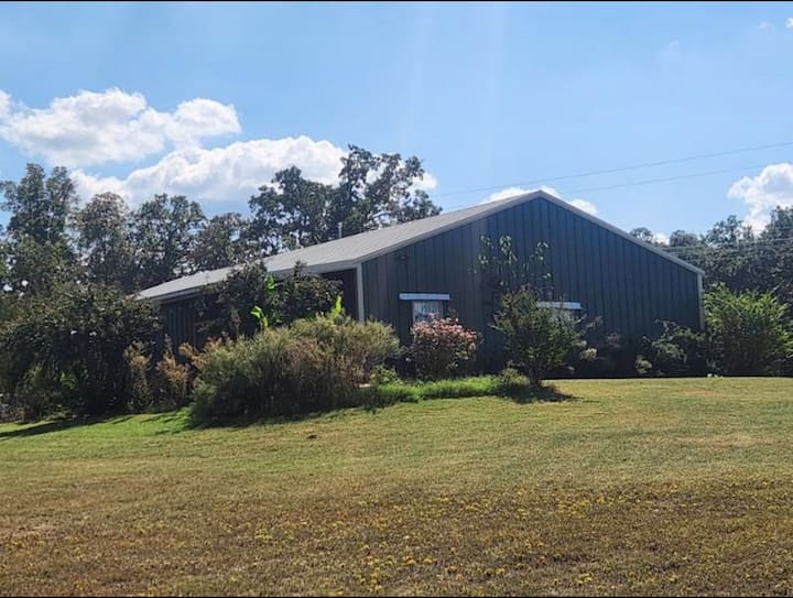 Beautiful Barndo On 40 Cares With Private Gate - FireLake Casino and Entertainment Center