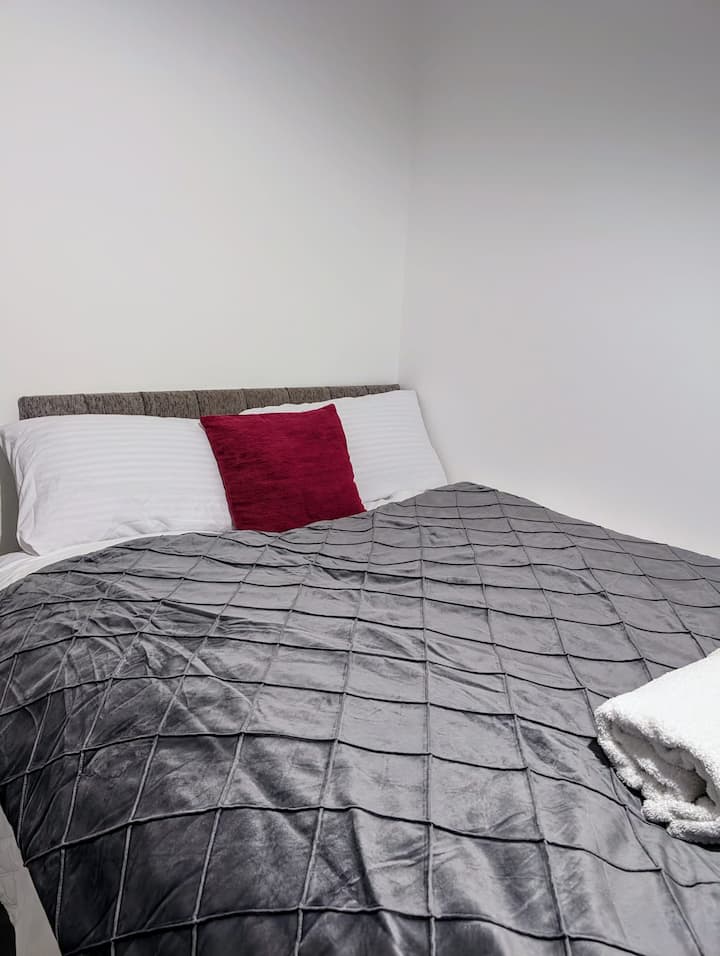 Small Double Room With A Desk (Green) - Reading