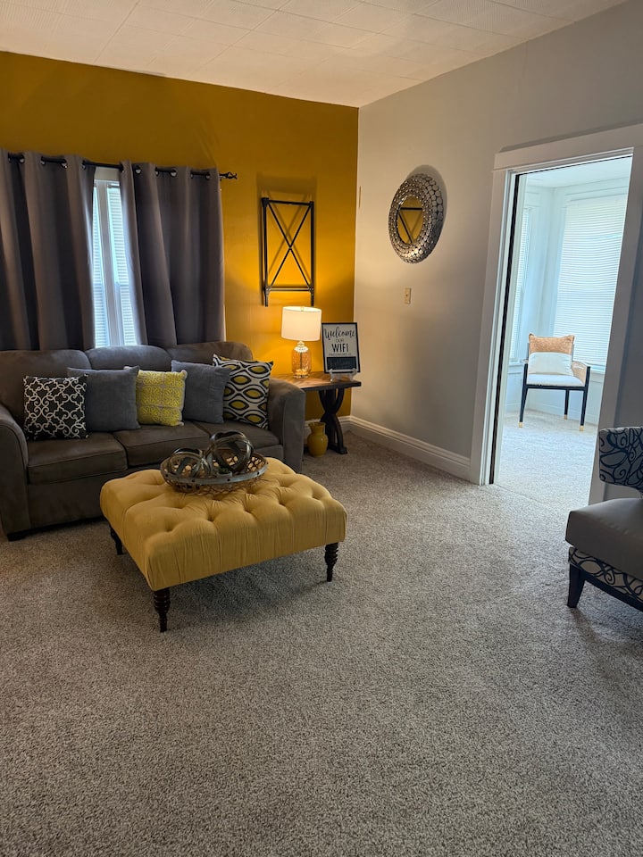 Dundee Serenity Suite Is Located Historic Dundee - Omaha, NE