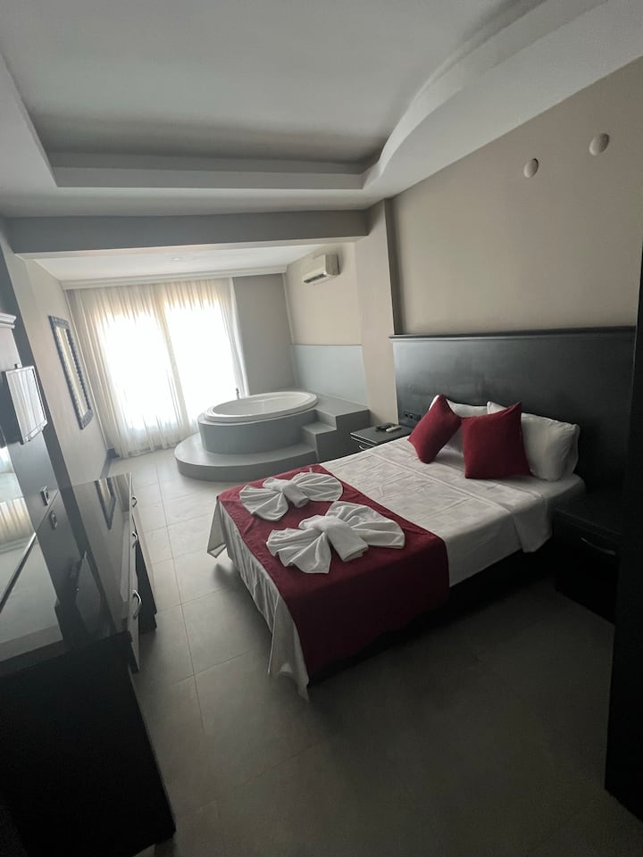 ÖLüdeniz'de Havuzlu Ve Jakuzili 1+1 Daire - Ölüdeniz