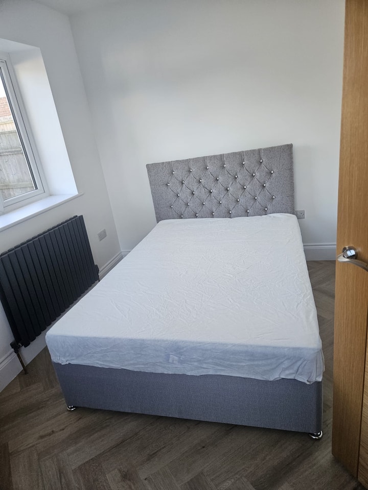 One Bedroom Apartment In Poole - Poole