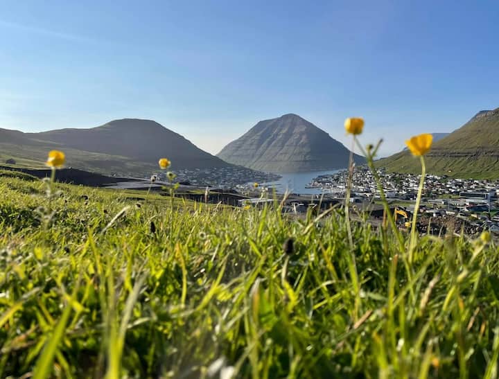 Cozy Top Floor Appartment With Mountain Views - Îles Féroé