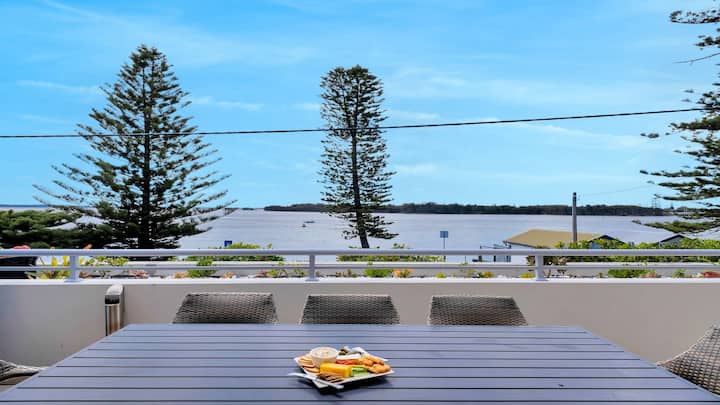 Luxe Pelican Lake, Views And Private Spa - The Entrance