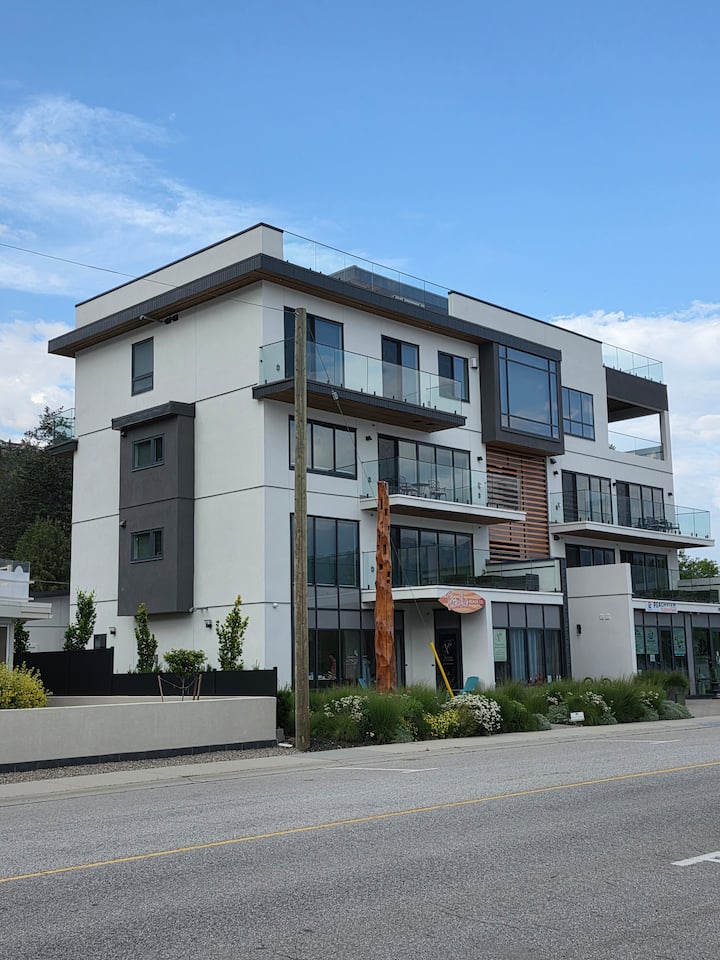 Modern Deluxe Loft | Central, Quiet & Spacious - Peachland