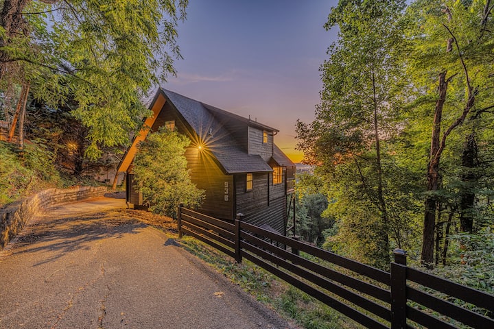 Sunrise Views · Hot Tub · King Beds · Active Bears - Gatlinburg, TN