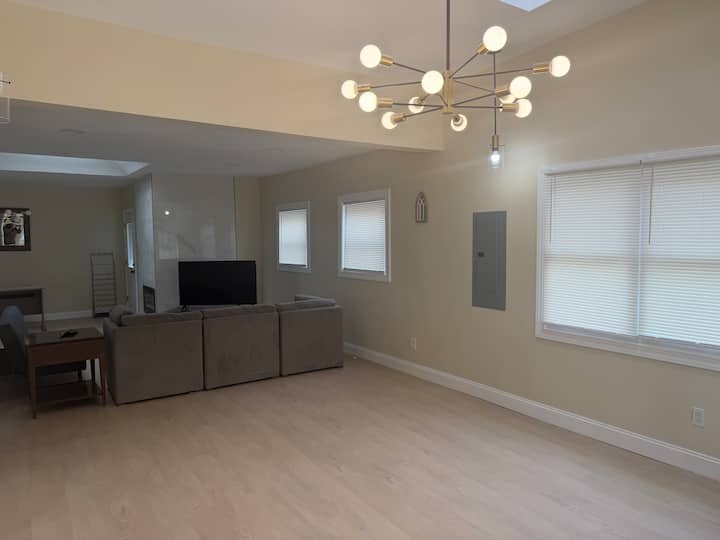 Adorable Home With Water View For A Group. - Long Beach, NY