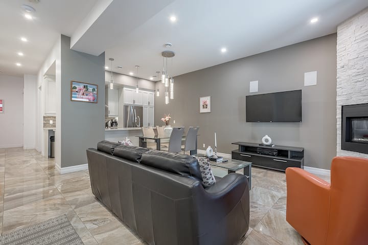 Stylish 2br Retreat In The Heart Of Montreal - Laval, Quebec, Canadà