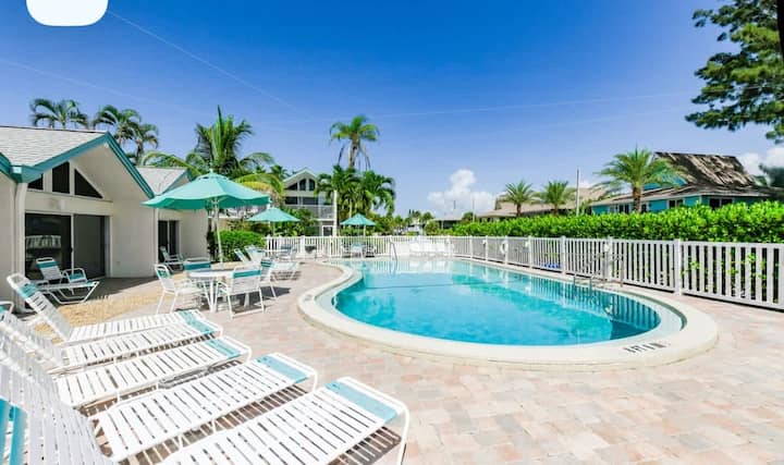 Beachfront Complex! Heated Pool~pool View! Updated - Anna Maria, FL