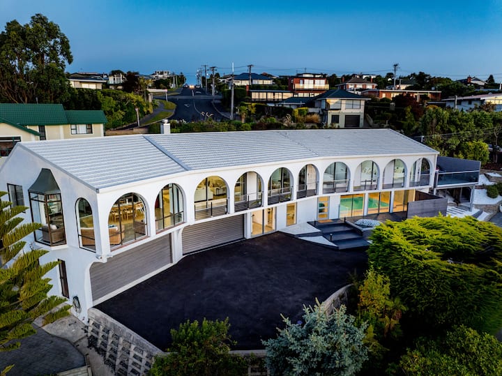 Luxury Hilltop Harbour Retreat - Couples & Groups - Dunedin